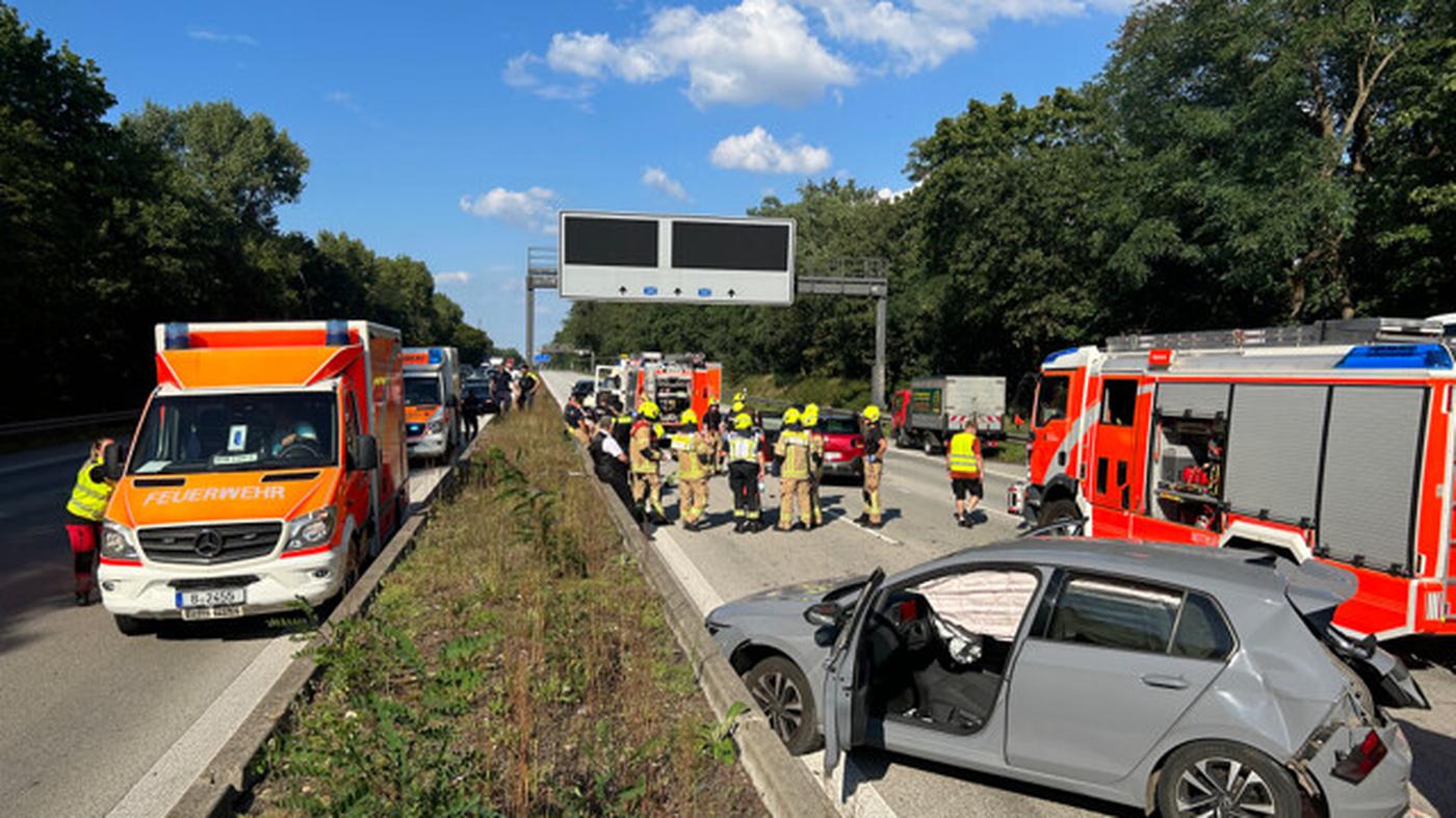 Teile der A115 mehrere Stunden gesperrt: Mehrere Verletzte bei schwerem Unfall auf der Berliner AVUS