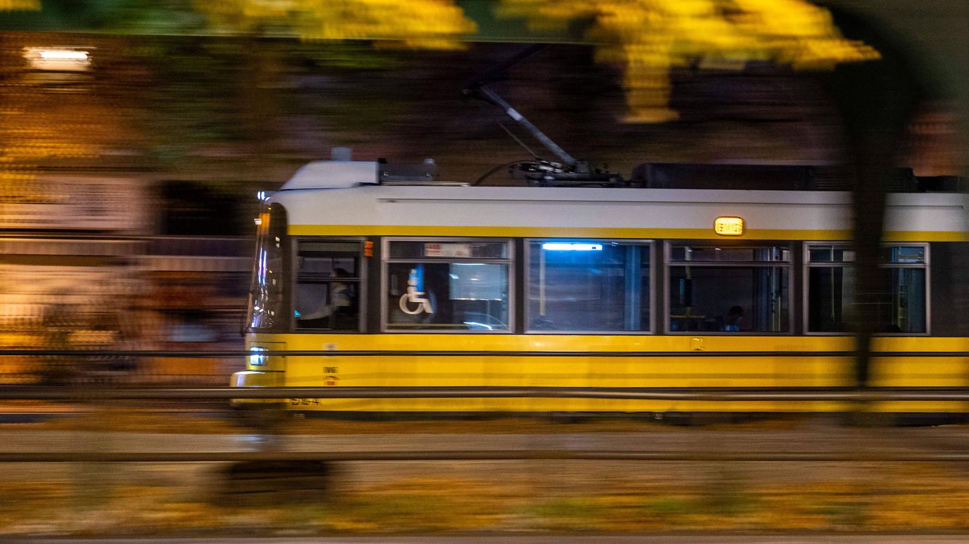 Von Tram angefahren: 21-Jährige bei Unfall in Berlin-Friedrichshain schwer verletzt