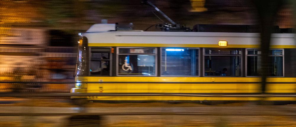Sechs Verletzte bei Unfall in Marzahn: Auto und Straßenbahn stoßen in Berlin zusammen