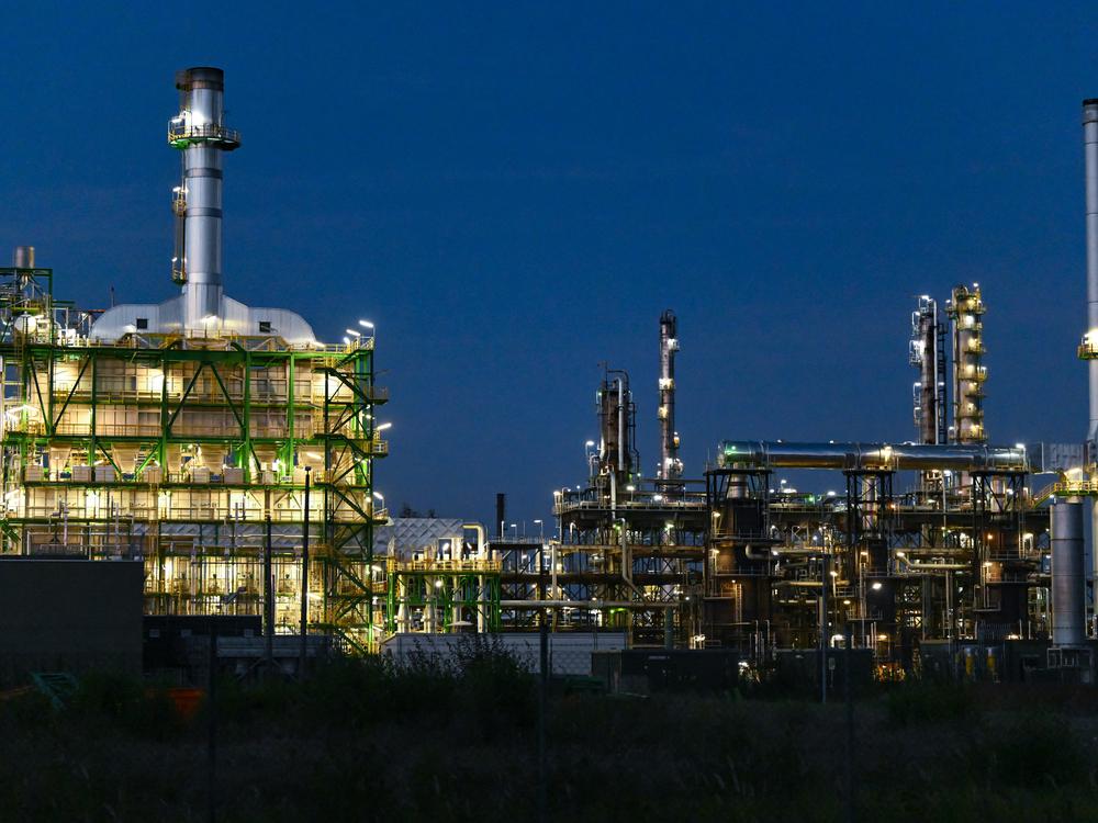 Zukunftssorgen bei Brandenburger Ölraffinerie: PCK-Mitarbeitende planen ...