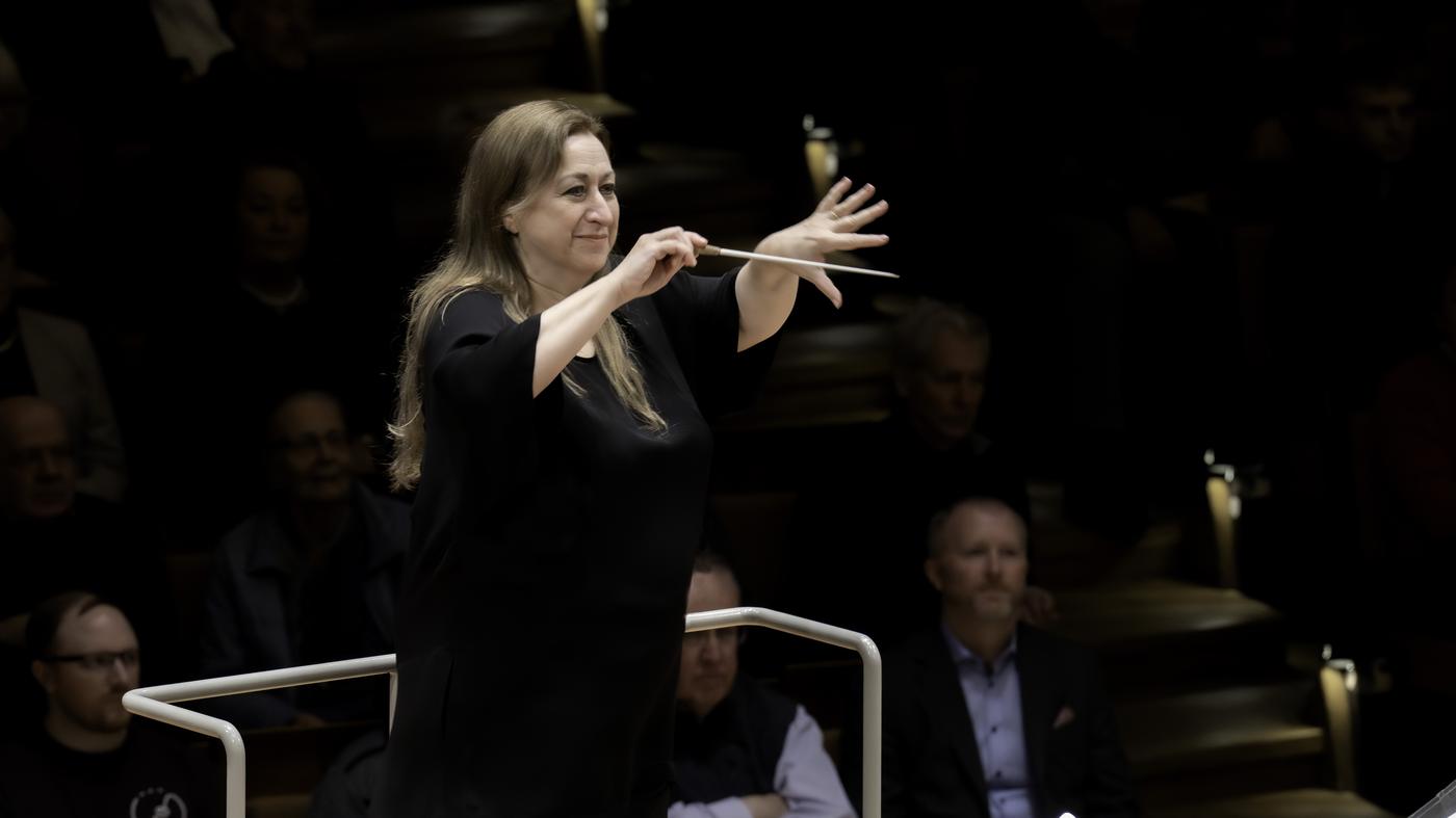 Simone Young bei den Berliner Philharmonikern: Die Schöne ist das Biest