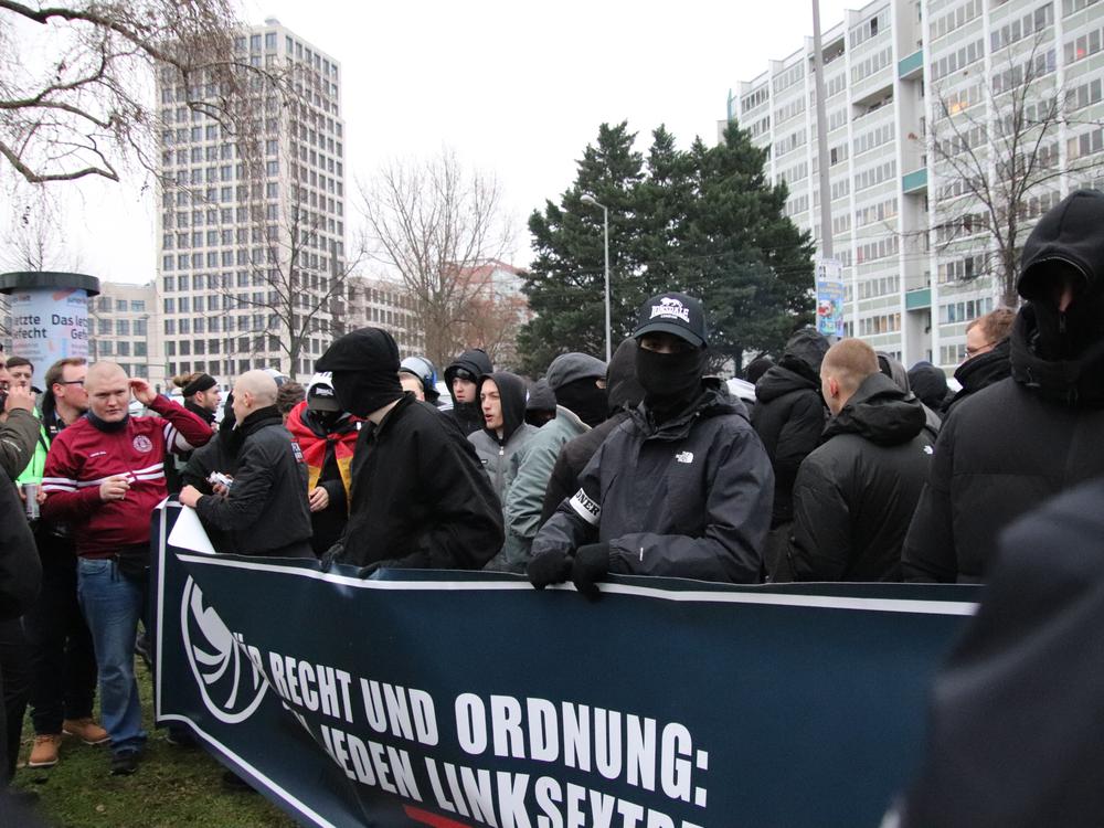Gegendemonstranten blockieren Straße: Polizei beendet Neonazi-Aufmarsch in Berlin-Friedrichshain