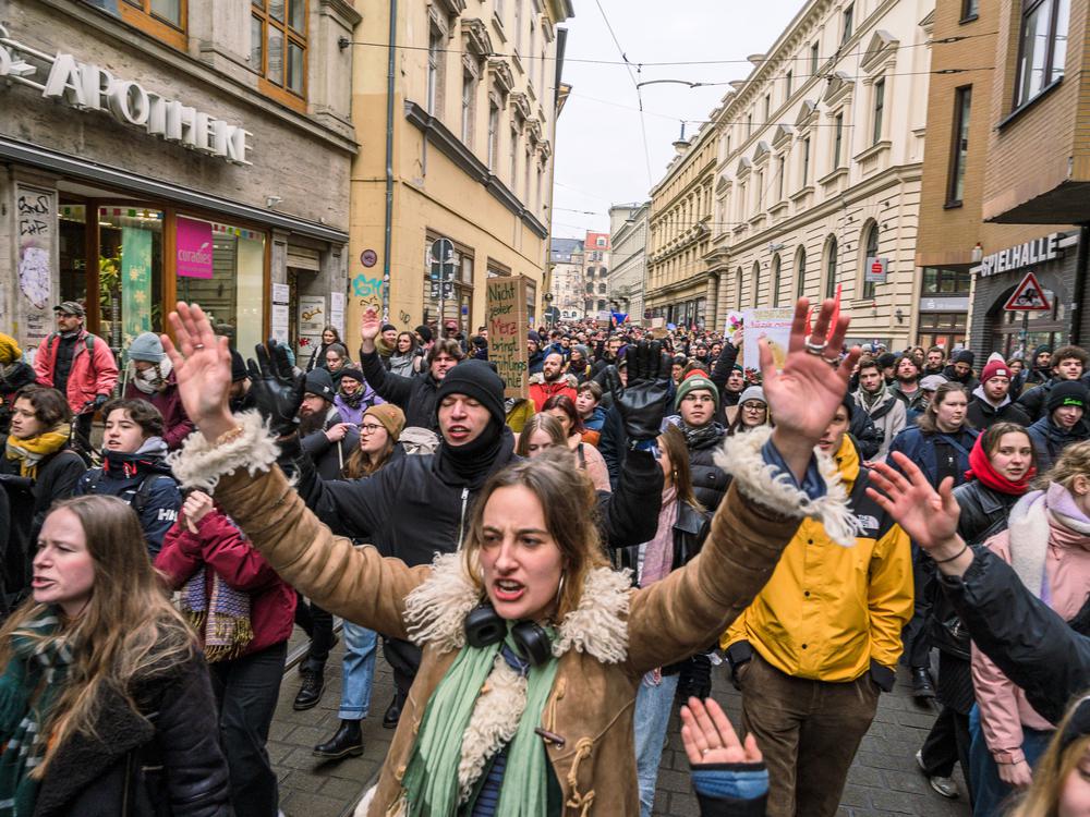 „Fritz, hör auf Mutti!“: Zehntausende demonstrieren bundesweit gegen CDU und AfD