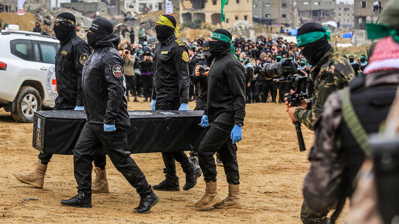 Hamas zelebriert Übergabe toter Geiseln: Israel trauert und steht unter Schock