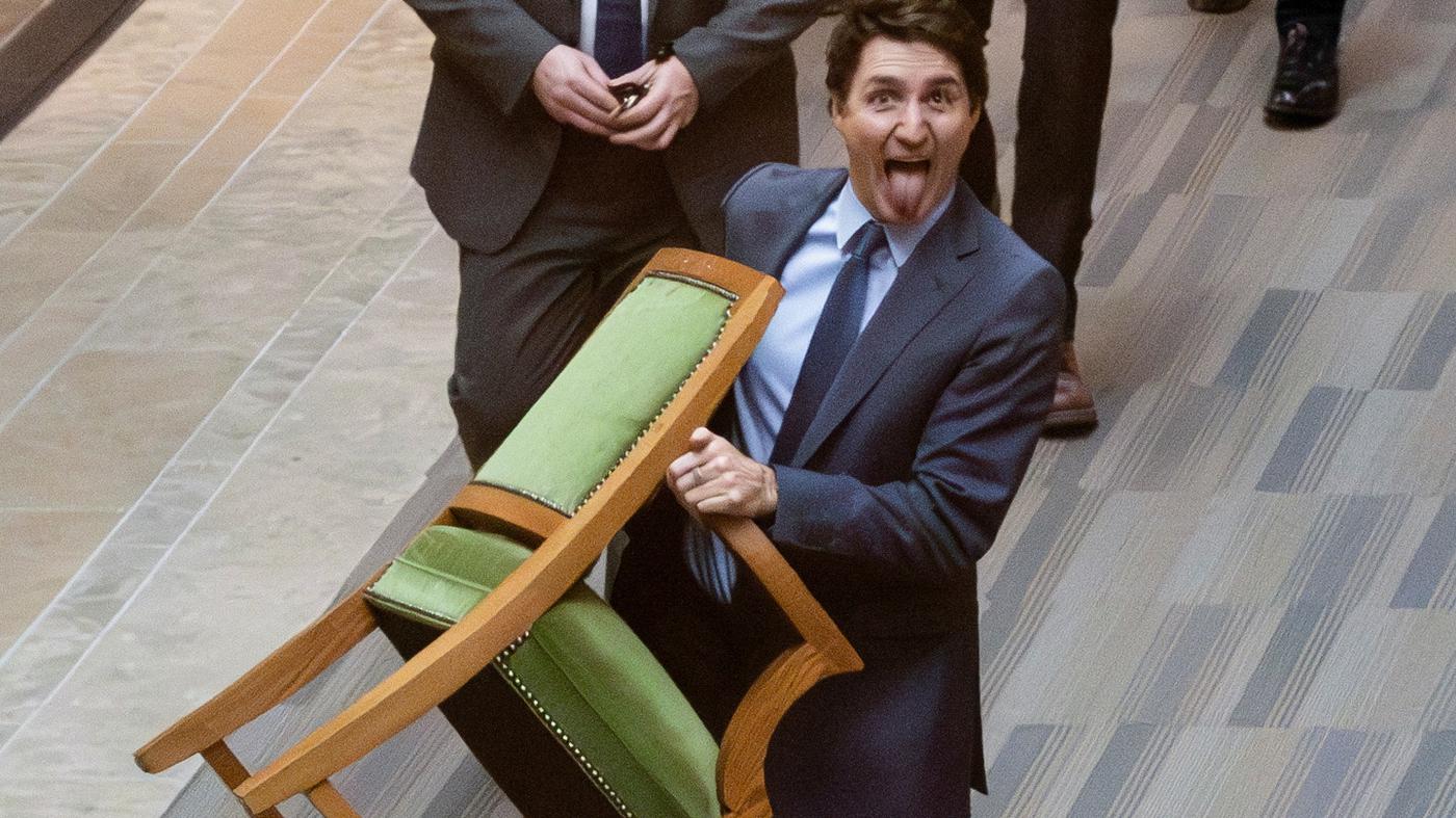 Mit herausgestreckter Zunge und Stuhl in der Hand: Trudeau sorgt mit ...