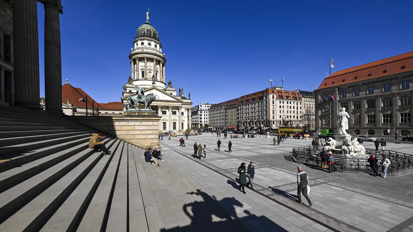Weil Denkmalschutz-Gutachten fehlt: Gastwirte dürfen am Gendarmenmarkt ...