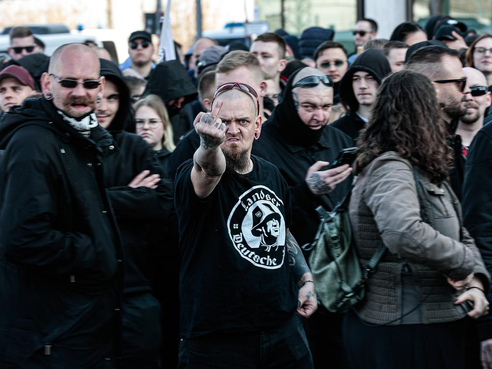 Schläge, Tritte, Scheinhinrichtung: Anführer einer jungen Neonazi ...