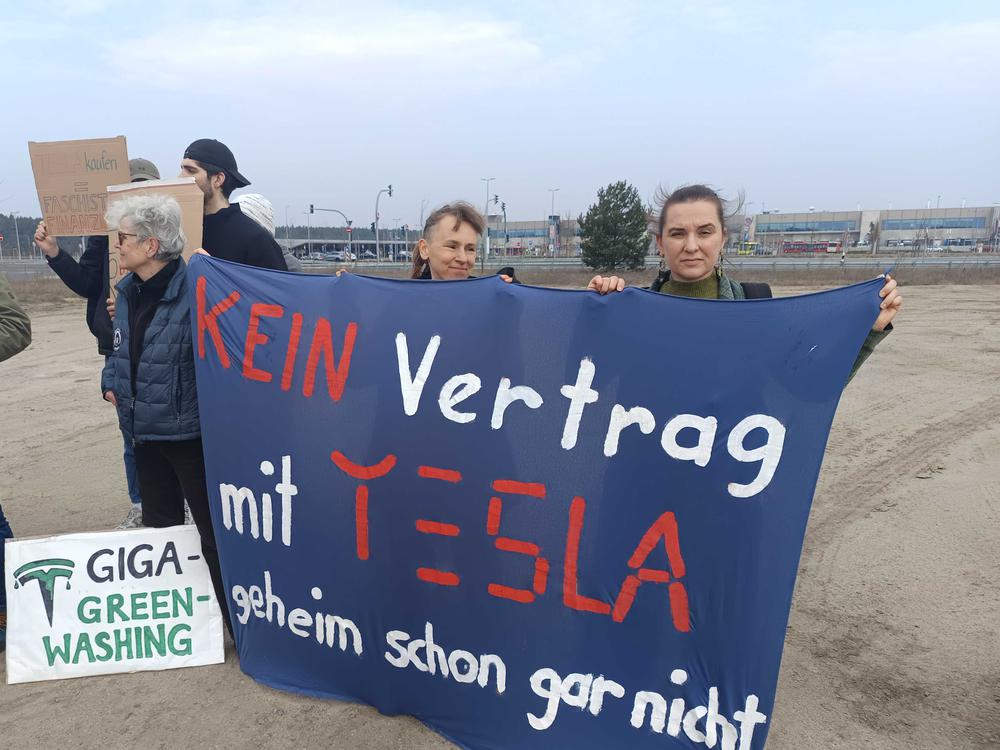 „Tesla Takedown“: Aktivisten protestieren in Berliner Tesla-Showroom ...