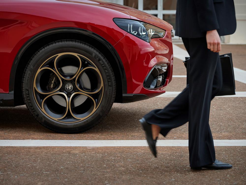 Trikolore am Spiegel: Alfa Romeo hat seine Modelle mit der „Intensa ...