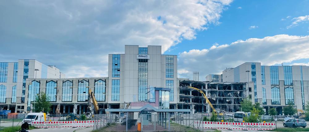 Abriss der Herlitz-Werke: Bagger zerfressen die Industriehallen, die so ...