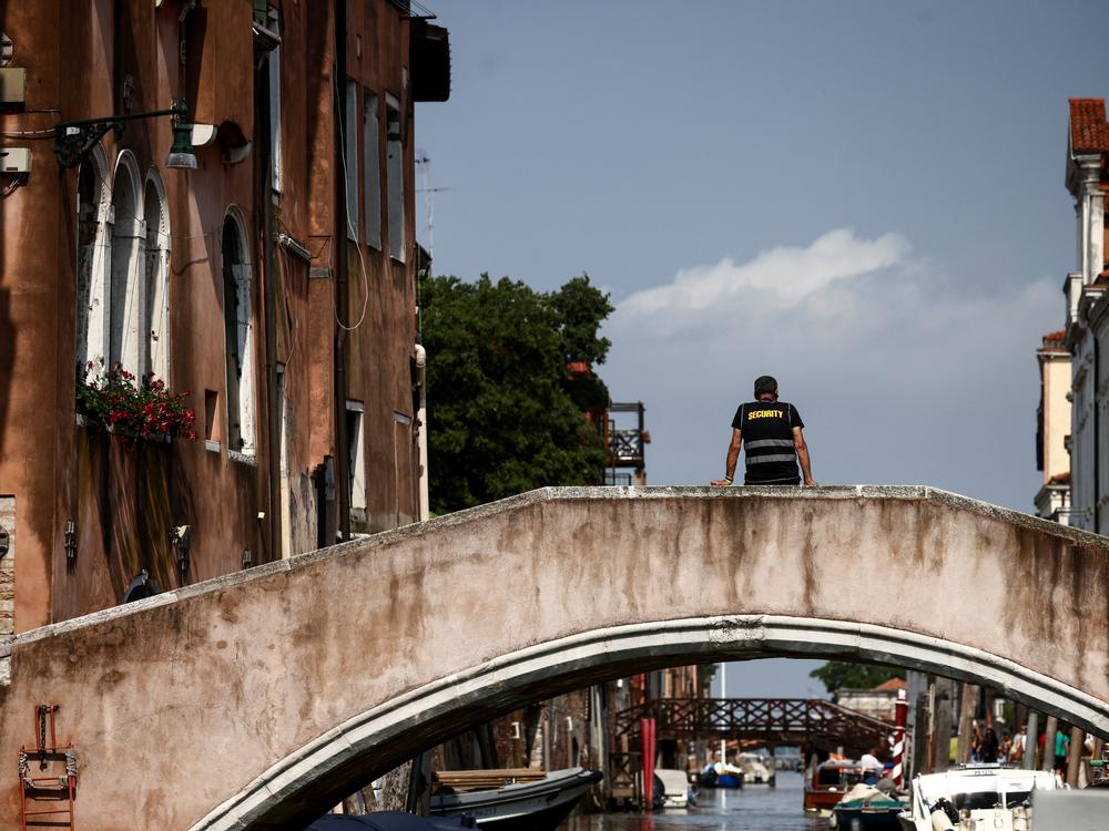Promis, Partys und Proteste: Die besten Bilder der Bezos-Hochzeit in ...