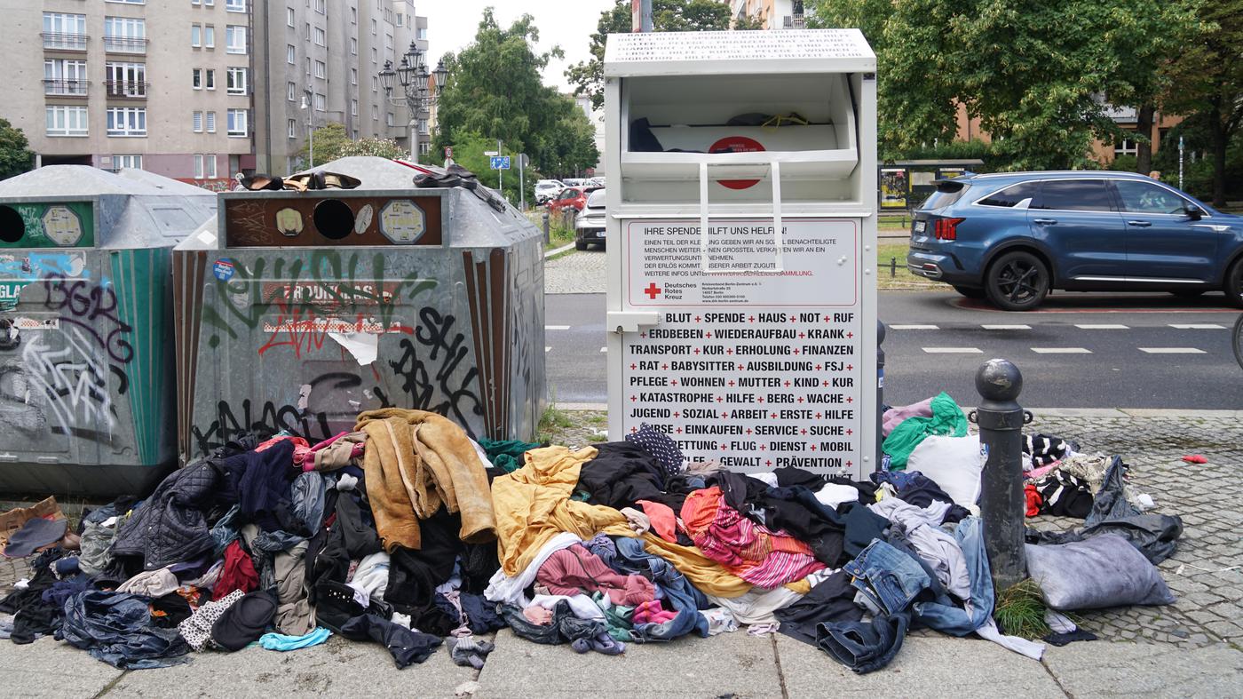 Diebstahlserie in Berlin: Unbekannte plündern Altkleidercontainer und ...