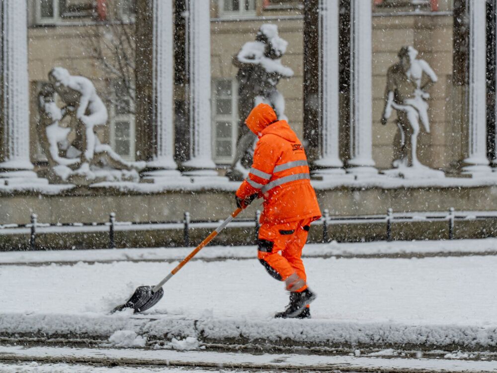 Gegen Eis und Schnee auf den Straßen: Potsdamer Winterdienst wird ...