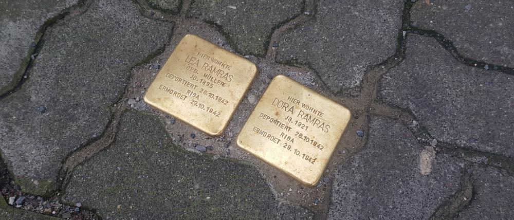 Gegen das Vergessen : Neue Stolpersteine in Friedrichshain-Kreuzberg verlegt