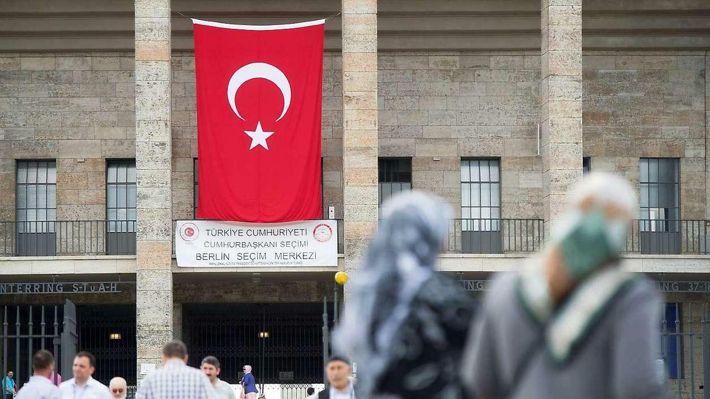 Türken aus Berlin wählen im Olympiastadion: "Erdogan will nur das Beste ...