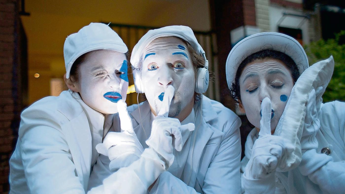 Berlin-Friedrichshain: Pantomimen gegen Partylärm in Simon-Dach-Straße ...