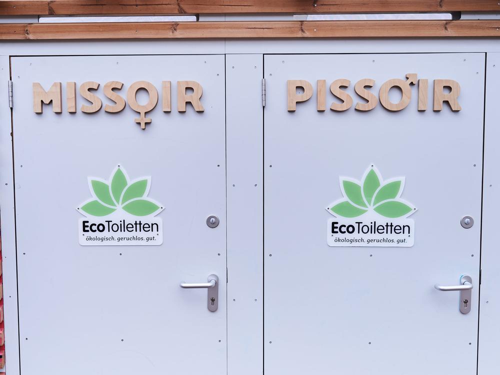 Feministisch Pinkeln : In Berlin gibt es jetzt ein Pissoir für Frauen ...