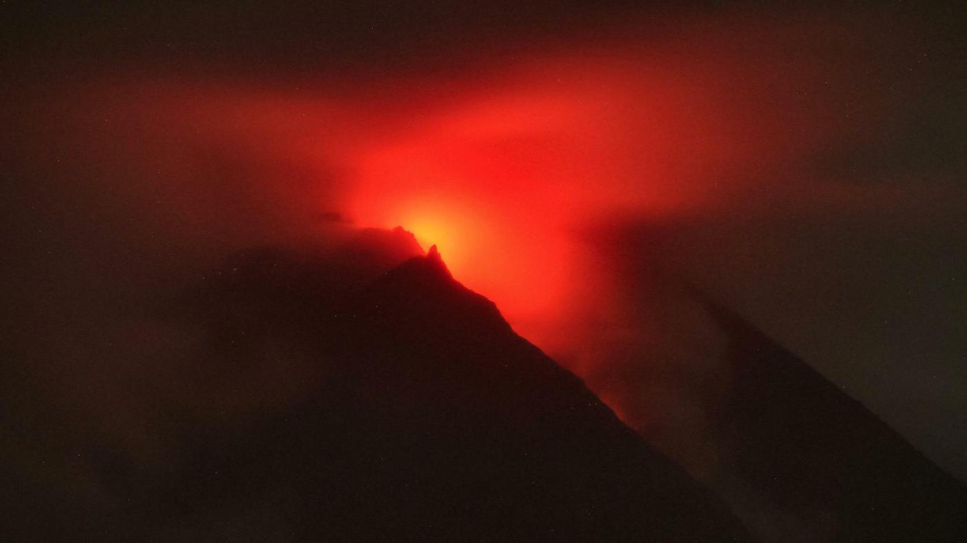 Merapi spuckt Asche und Lava: Hunderte Menschen fliehen nach Vulkanausbruch auf Java