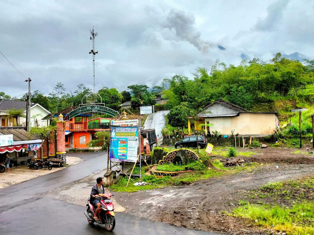 Merapi spuckt Asche und Lava: Hunderte Menschen fliehen nach Vulkanausbruch auf Java