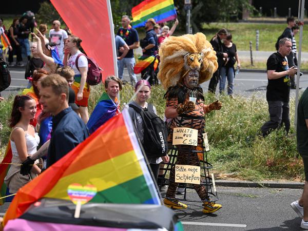 Der Löwe „wollte nur zum CSD“: Die besten Bilder vom Christopher Street ...