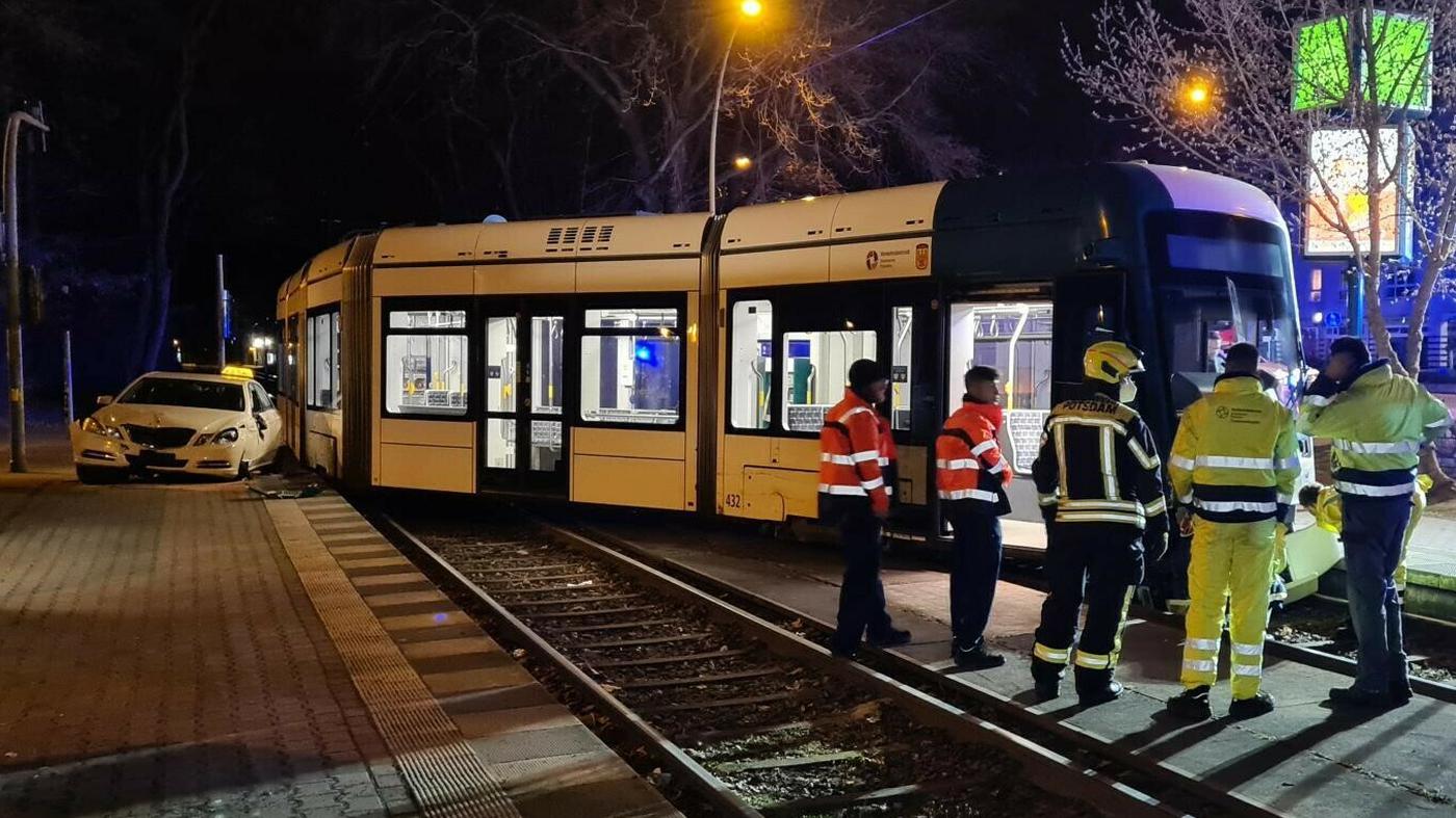 Nach Zusammenstoß mit Taxi: Straßenbahn in Potsdam entgleist - zwei Verletzte
