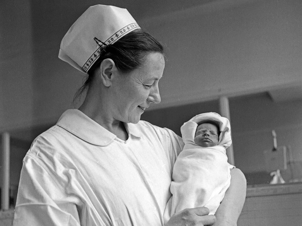 Die Macht der Geburtshelferinnen: „Im Mittelalter wurden Hebammen als ...