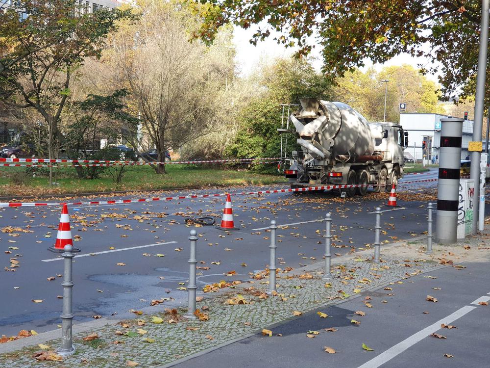 Radlerin in Berlin lebensgefährlich verletzt: Lkw-Fahrer mit Messer angegriffen – Feuerwehr ...