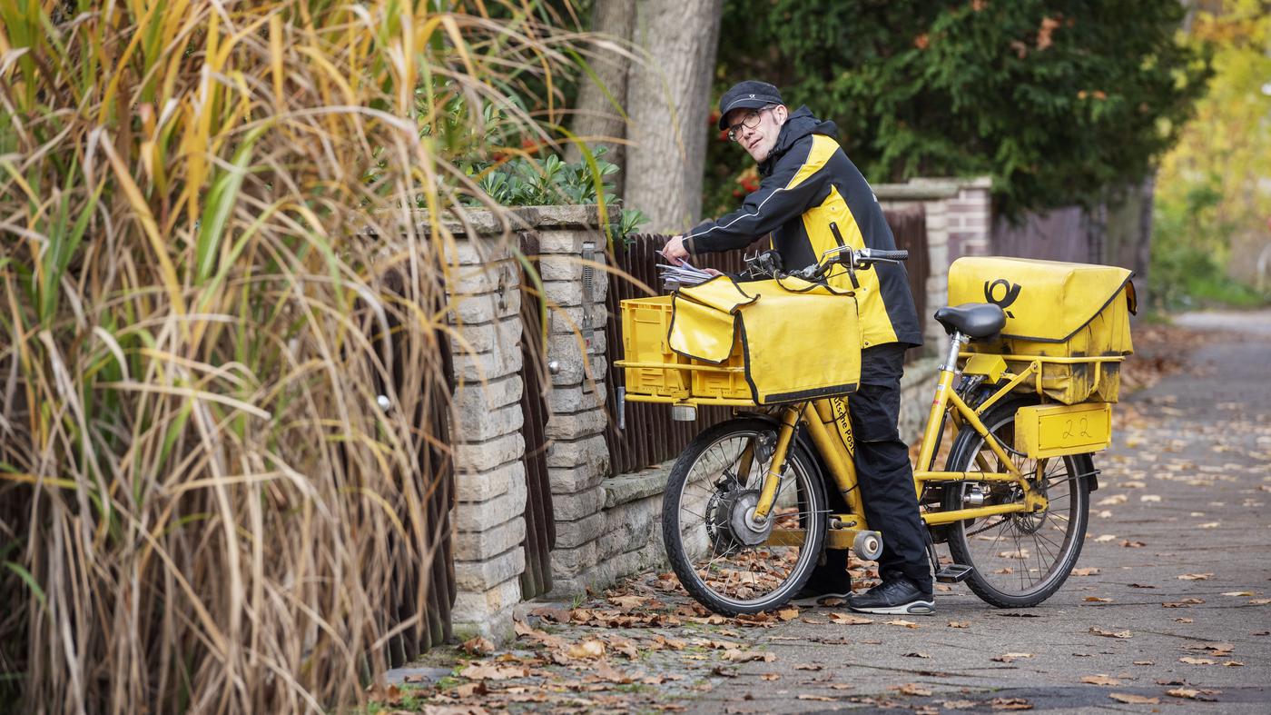 Bei Wind und Wetter ausgeliefert: Unterwegs mit einem Postboten in Berlin
