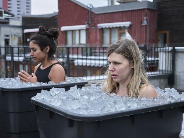 Mit Eisbaden zu mehr Selbstliebe: „Nach einer Minute sind die Schmerzen ...