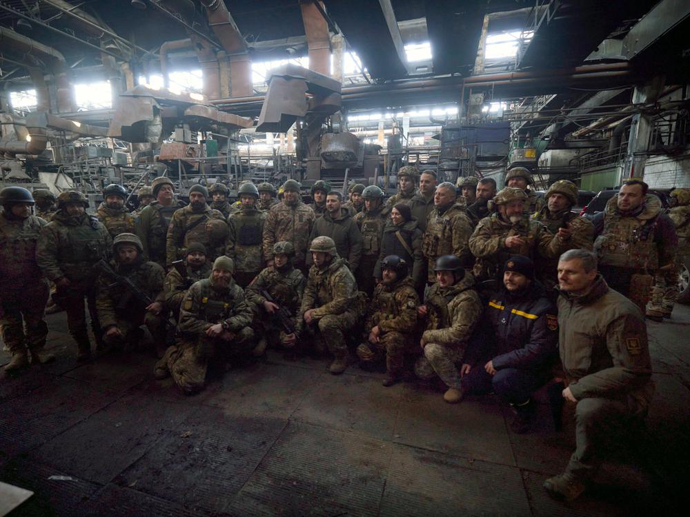 Bereits 300 Tage Krieg in der Ukraine: Selenskyj besucht Frontstadt Bachmut