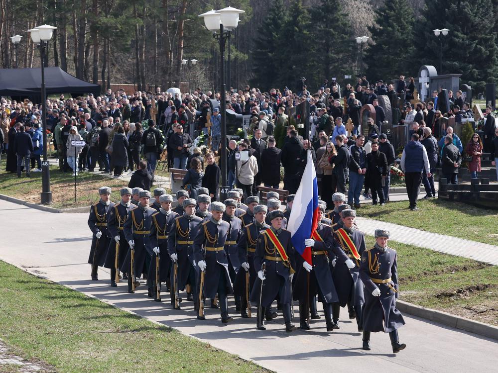 Beerdigung von prorussischem Militärblogger: Wagner-Chef Prigoschin zeigt sich unter den Trauernden
