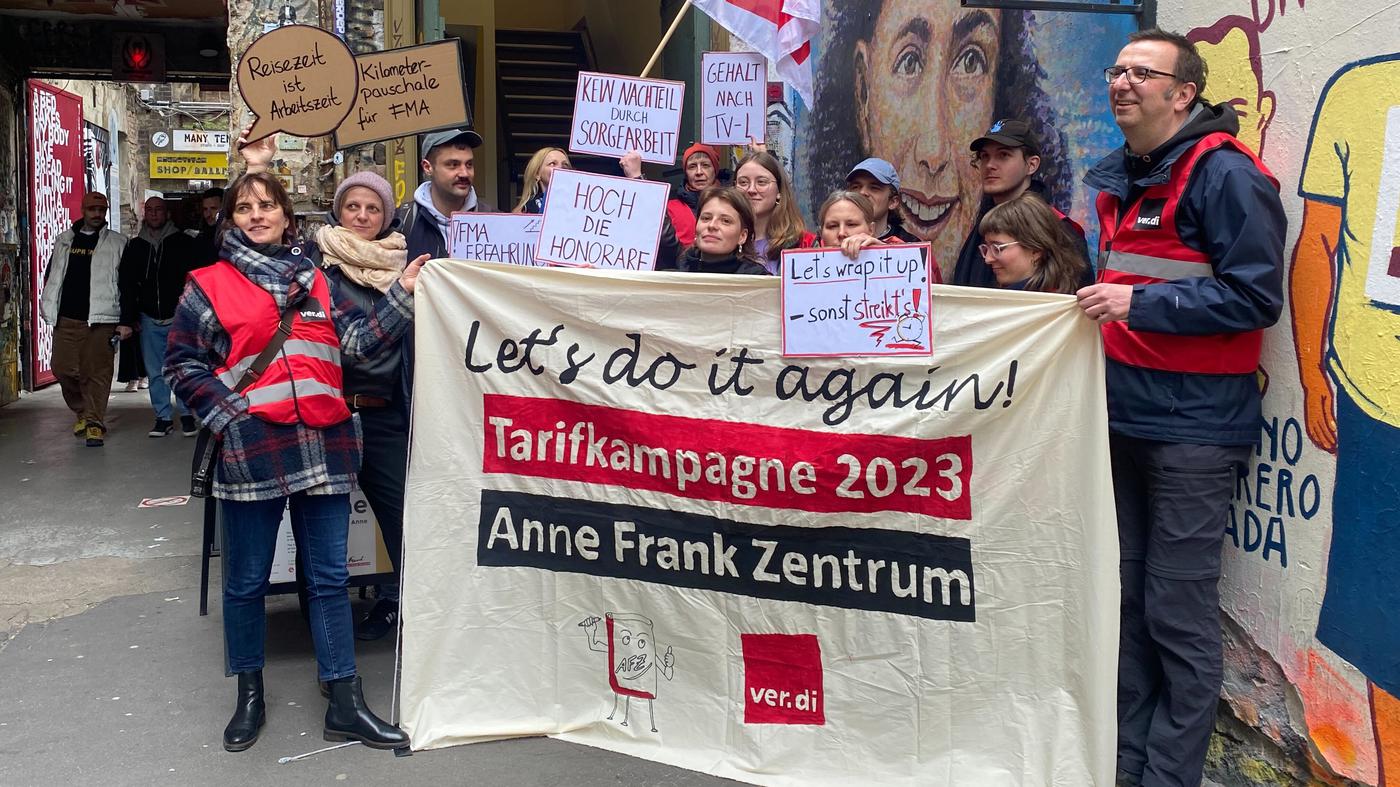 Protest in Berlin-Mitte: Beschäftigte des Anne Frank Zentrums fordern ...