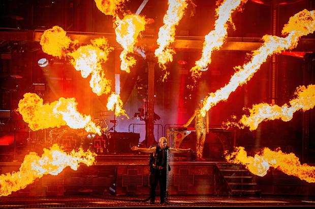 Die jungen Frauen im Umfeld von Rammstein: Wie das System „Row Zero“ funktioniert