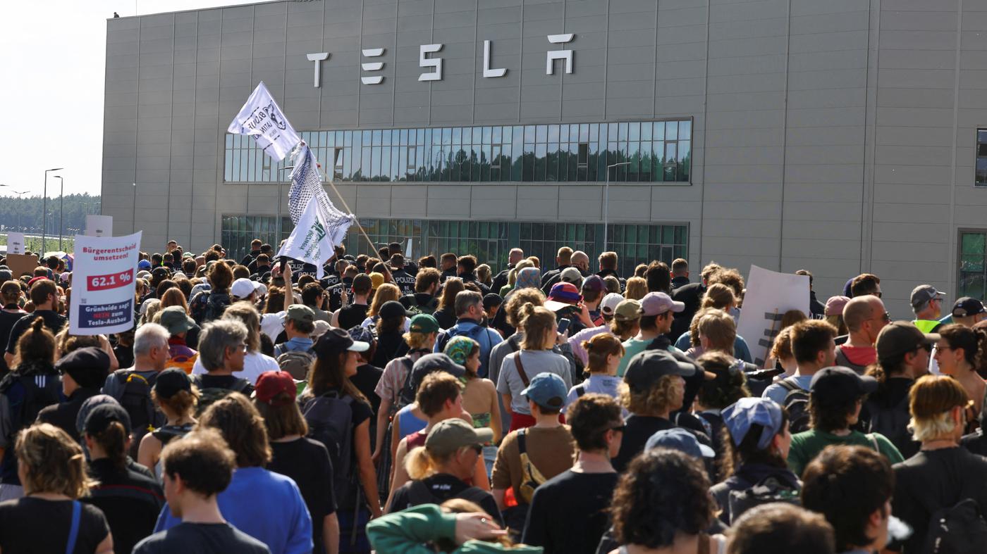 Über 1000 Menschen bei Anti-Tesla-Protest in Grünheide: Vereinzelt ...