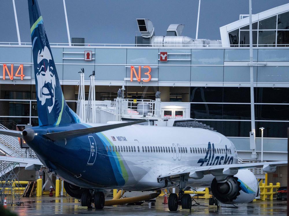 Tür im Flug herausgebrochen: US-Flugaufsicht ordnet nach Zwischenfall Flugverbot für Boeing 737 ...