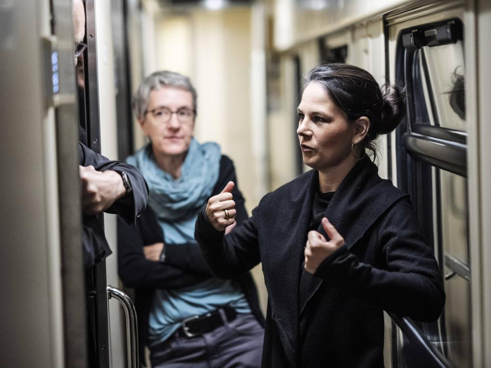 „Ukraine kann sich auf uns verlassen“: Baerbock besucht Umspannwerk in ...