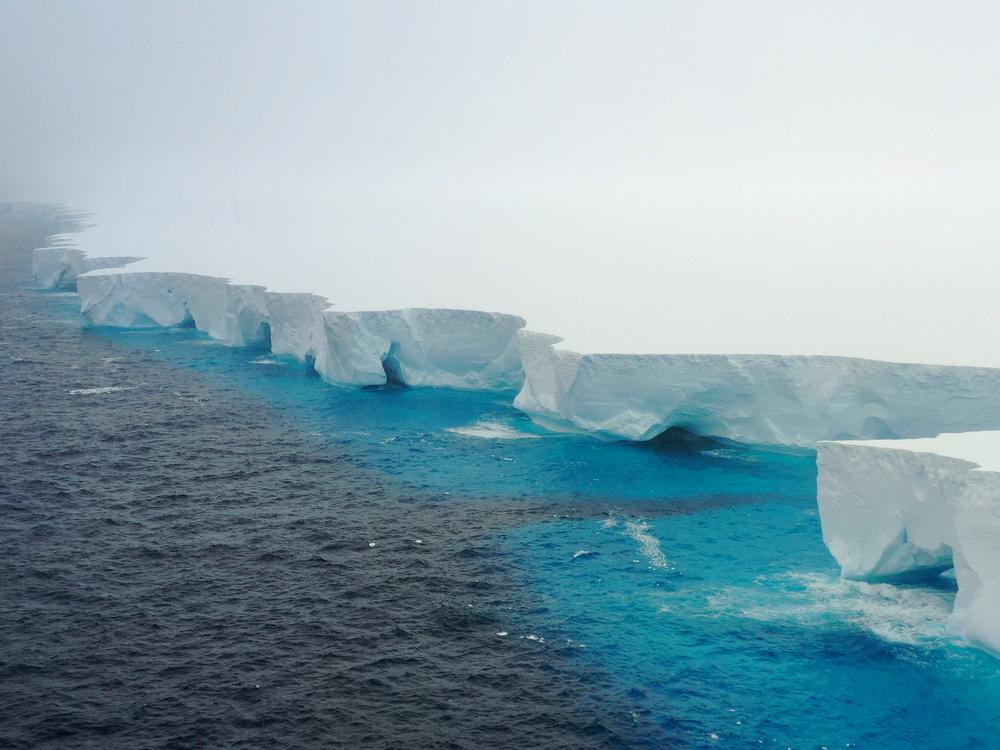Noch 4,5-mal so groß wie Berlin: So schmilzt A23a – der größte Eisberg ...