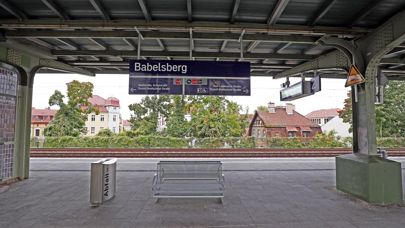Vater als Komplize: Teenager raubt 18-Jährige am S-Bahnhof Babelsberg aus