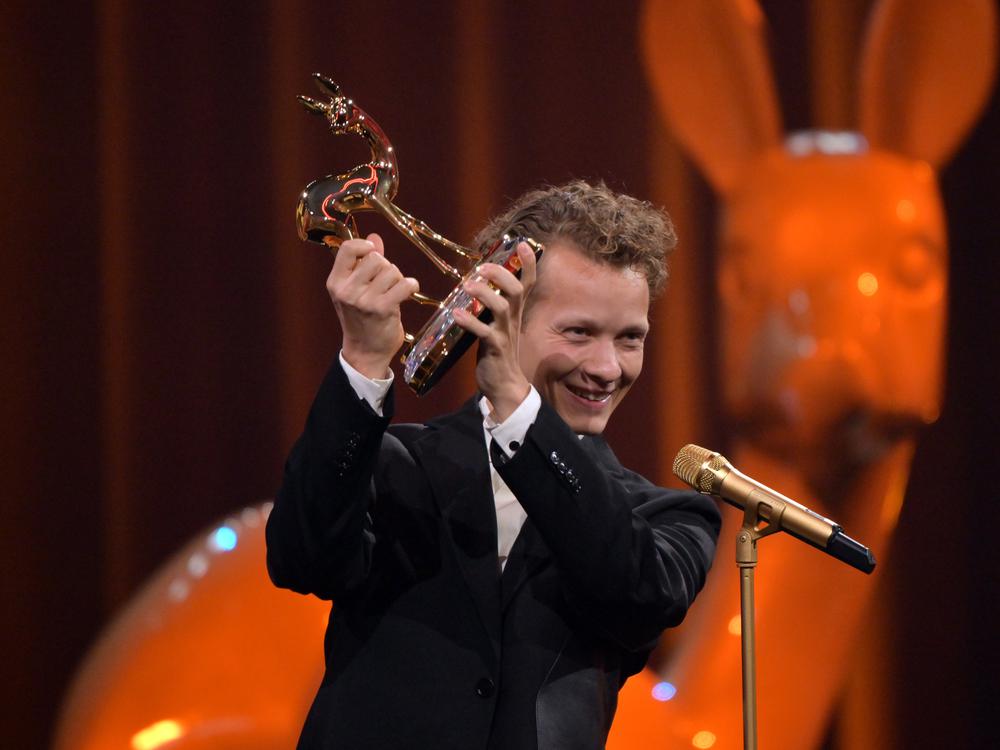 Als beste Schauspieler : Karoline Herfurth und Felix Kammerer mit dem ...