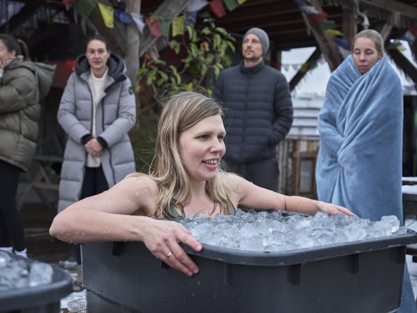 Mit Eisbaden zu mehr Selbstliebe: „Nach einer Minute sind die Schmerzen ...