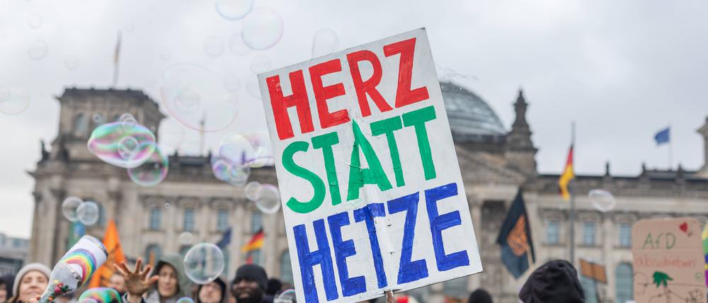 Mehr als 100 Demos bundesweit: Hunderttausende protestierten am ...