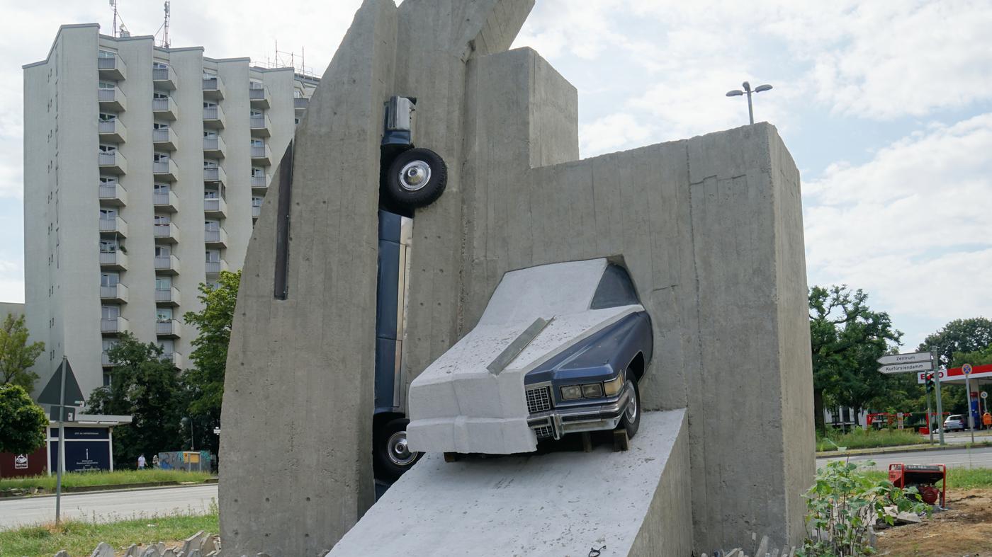 Bekannte Skulptur von Wolf Vostell: Die Beton-Cadillacs am Berliner Kurfürstendamm sind restauriert