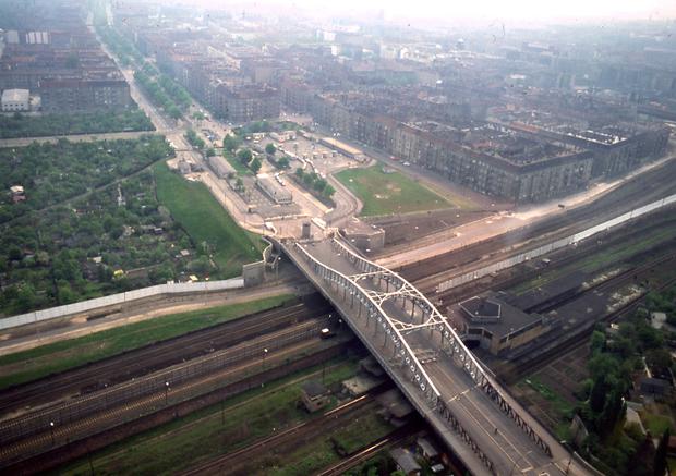 Schicksalsort Bornholmer Straße in Berlin: Die Brücke des Mauerfalls ...