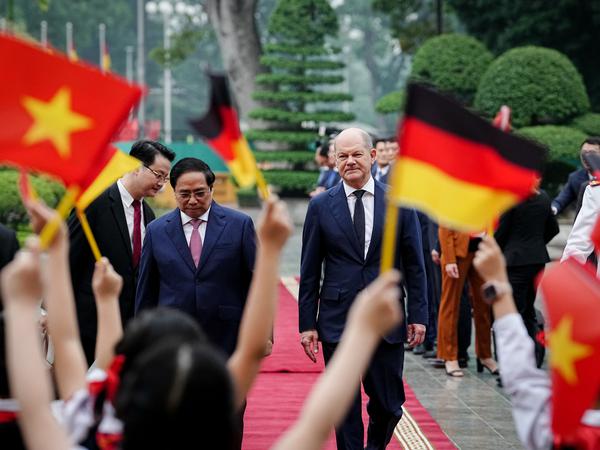 Mehr Unabhängigkeit von China: Der Kanzler in Vietnam – Werben um neue ...