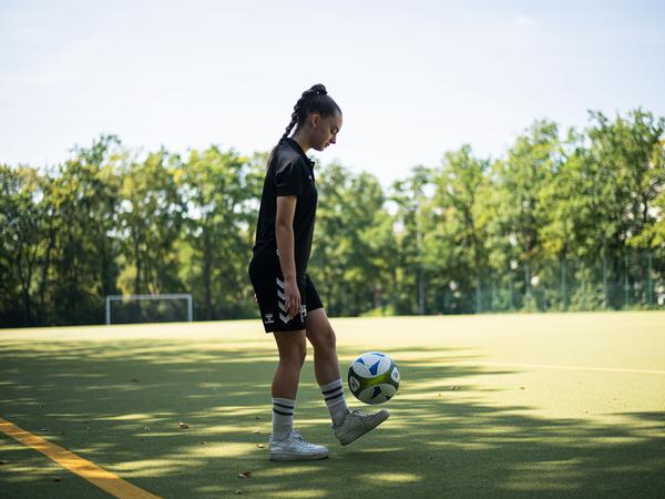 Zu gut für die Mädchenteams ihrer Altersklasse: Defne Bashev kickt bei ...