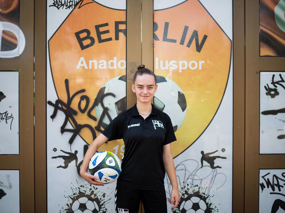 Zu gut für die Mädchenteams ihrer Altersklasse: Defne Bashev kickt bei ...