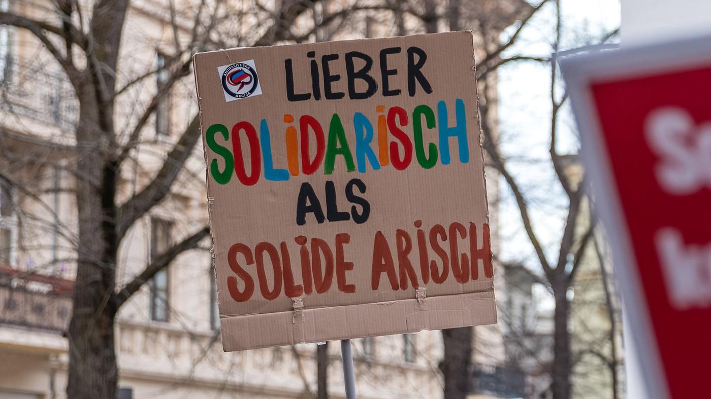 „Lieber solidarisch als solide arisch“: Demonstration gegen AfD ...
