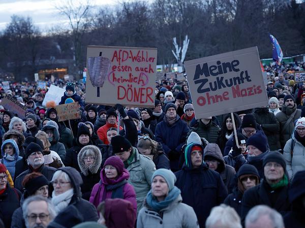 Anti-AfD-Demo in Berlin : Polizei zählte mehr als 100.000 Menschen bei ...