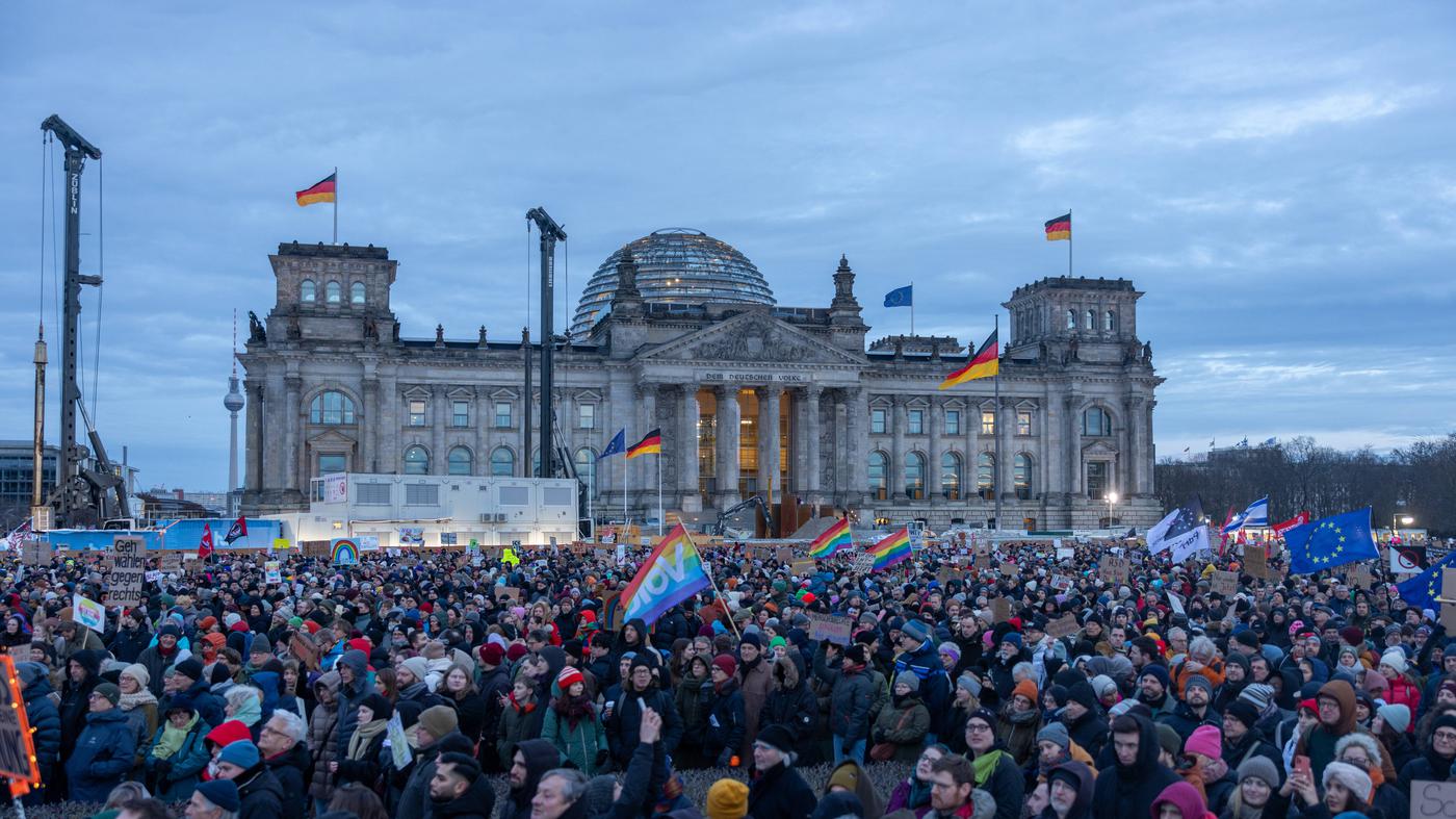 „Wir sind die Brandmauer“ : Bereits 500 Organisationen rufen in Berlin ...