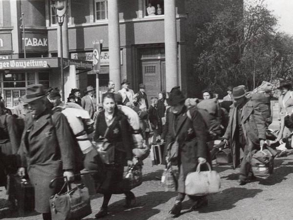 Letzte Bilder vom Weg in den Tod: Fotos von der Deportation der ...